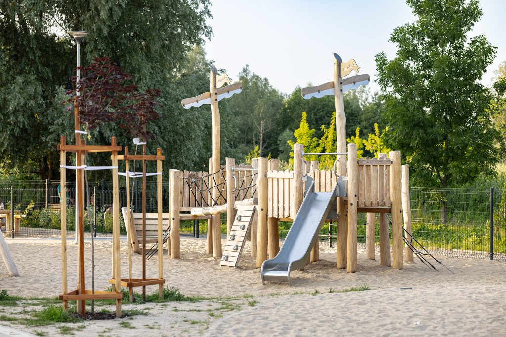 Naturlekplats - En vanlig lekplats i robust trä - Folklek