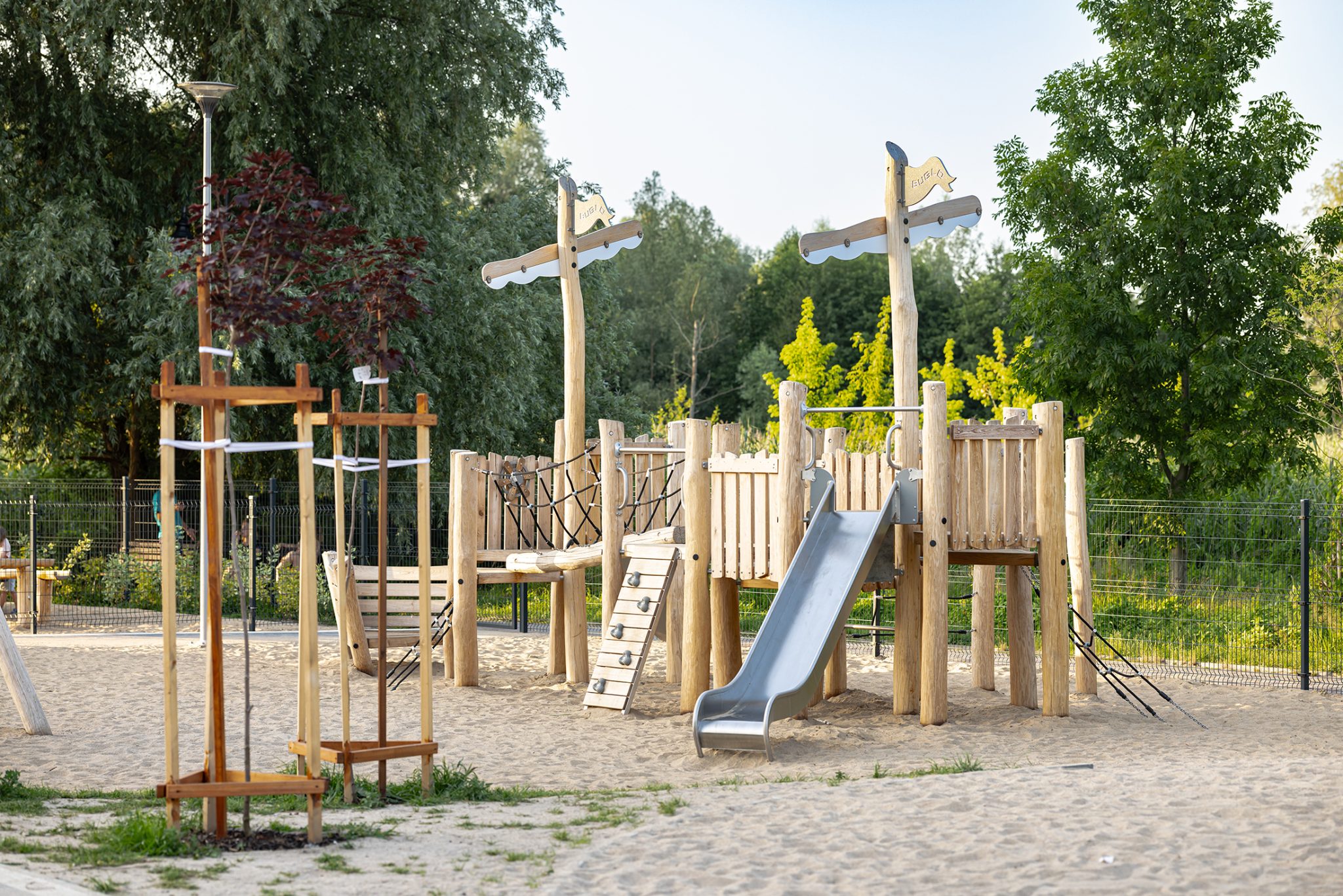 Naturlekplats - En vanlig lekplats i robust trä - Folklek